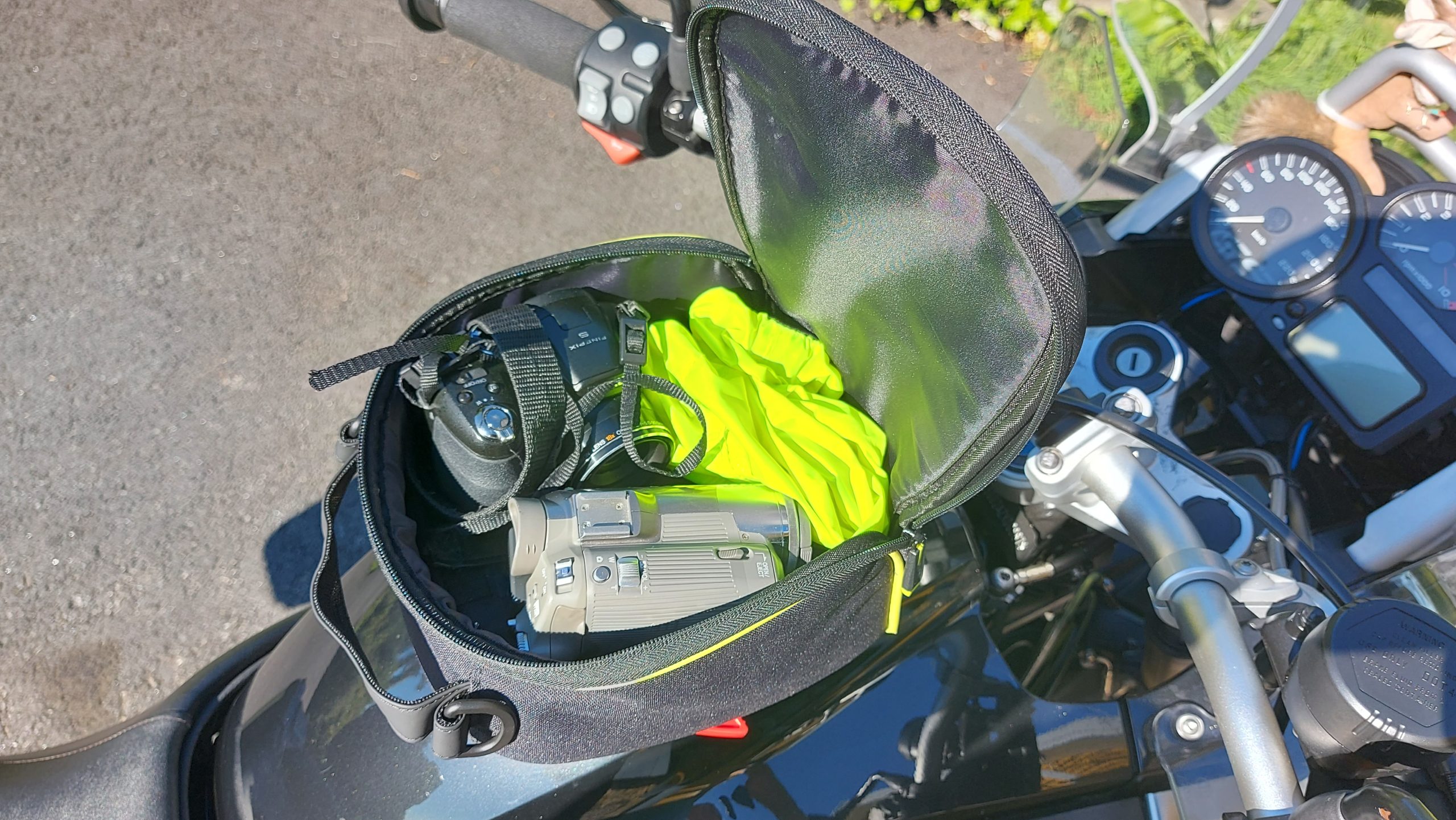 Givi 5 liter tankveske EA 144 Tanklock – Bike powered by Motorrad